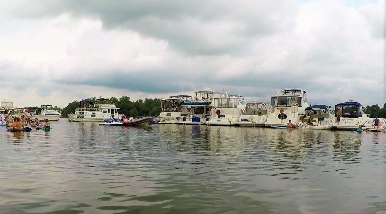 How to Raft Up Boats for Summer Fun - My Boat Life