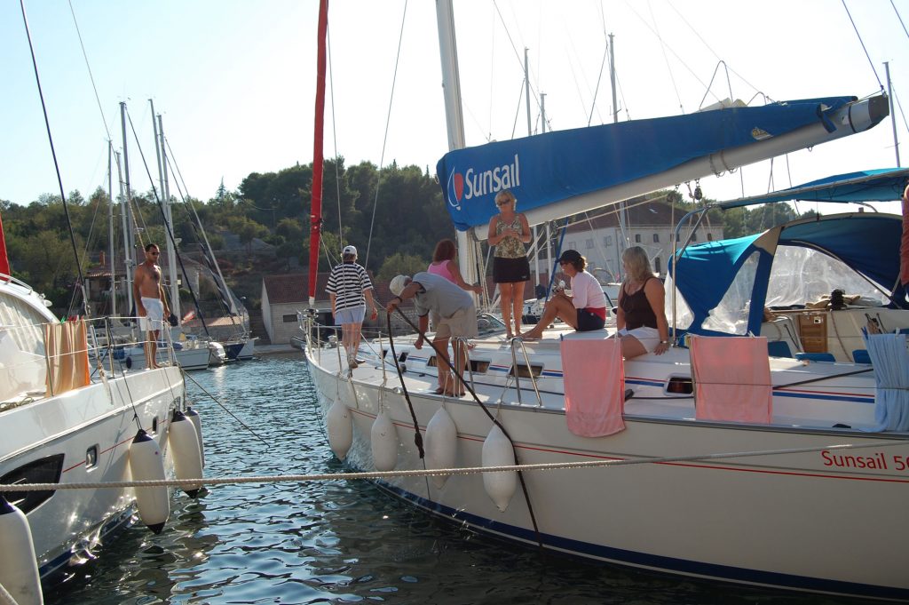 How to Raft Up Boats for Summer Fun - My Boat Life